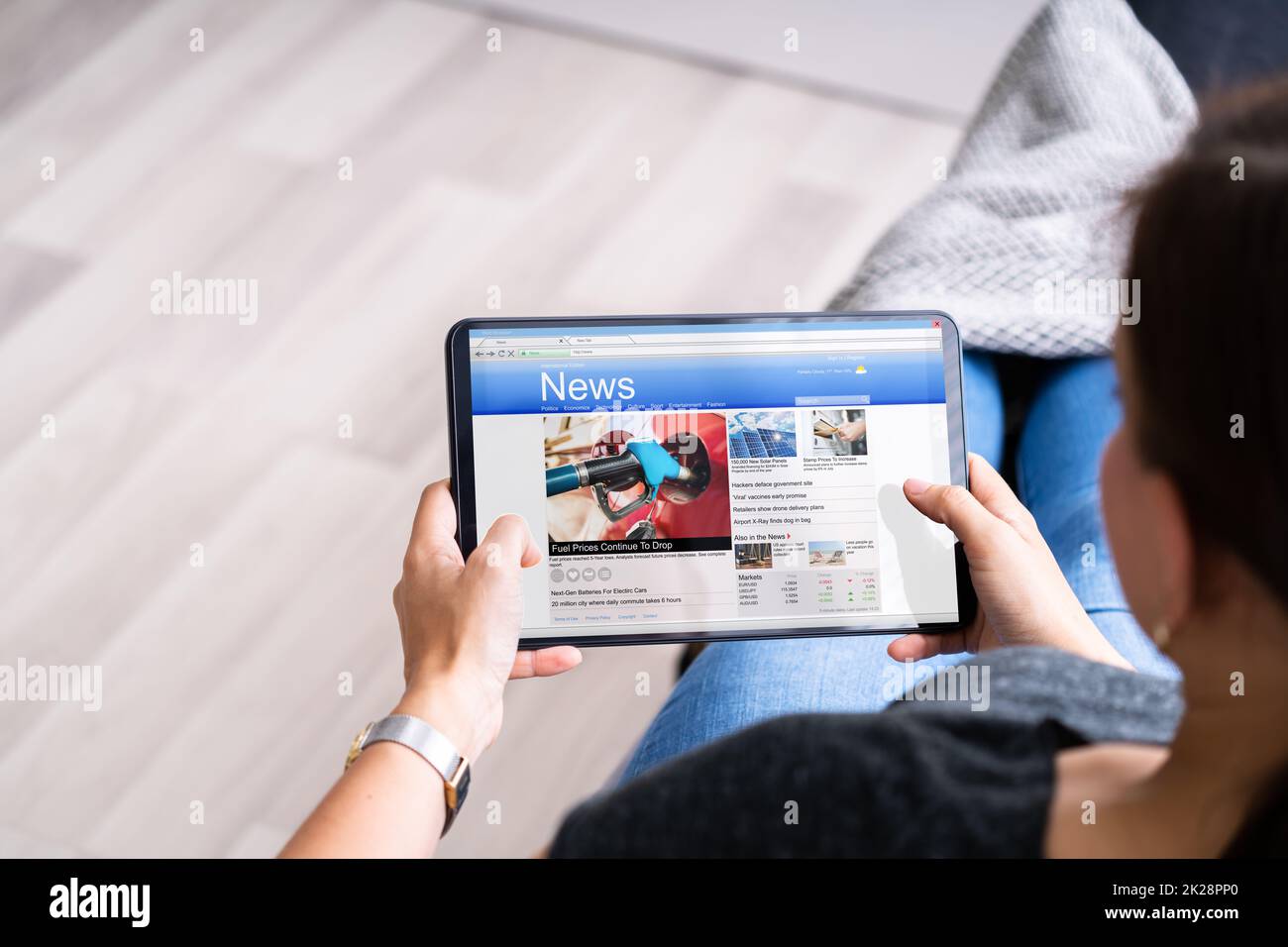 Reading Newspaper Article Online Stock Photo - Alamy