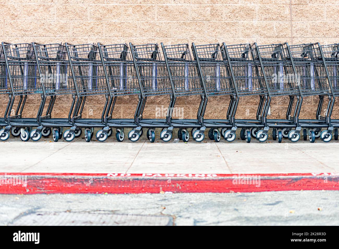 row of shopping carts at supermarket Stock Photo - Alamy