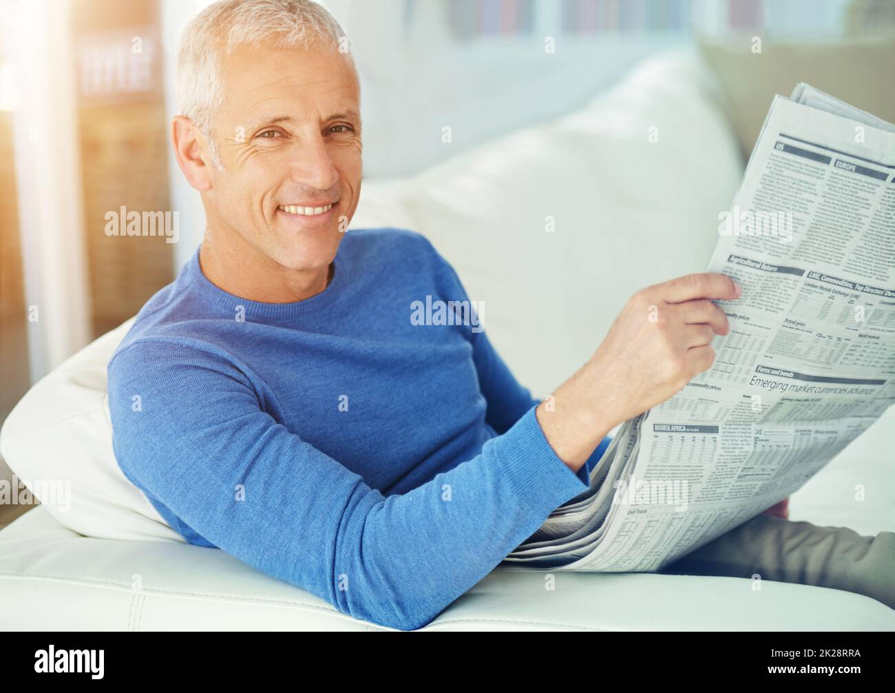 Man sitting reading paper hi-res stock photography and images - Alamy