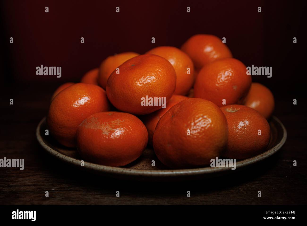 Mandarin oranges on plate dark backround Stock Photo - Alamy