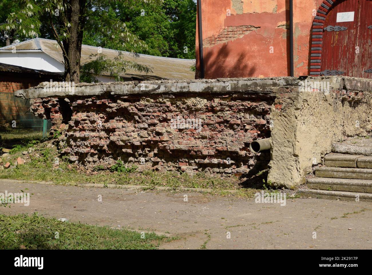 Ruined old wall of a building from a red brick Stock Photo - Alamy
