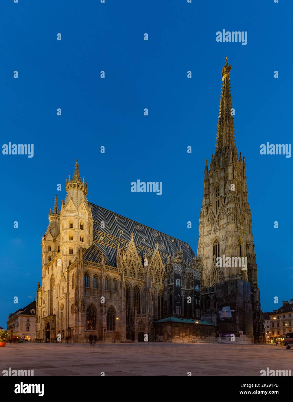 St stephens cathedral night vienna hi-res stock photography and images ...