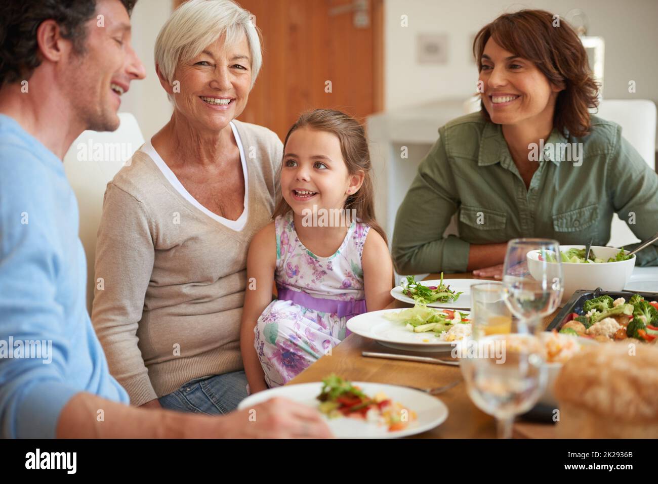 Kids having lunch hi-res stock photography and images - Alamy