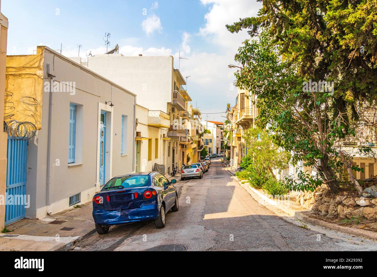 Cars road buildings in city architecture hi-res stock photography and ...