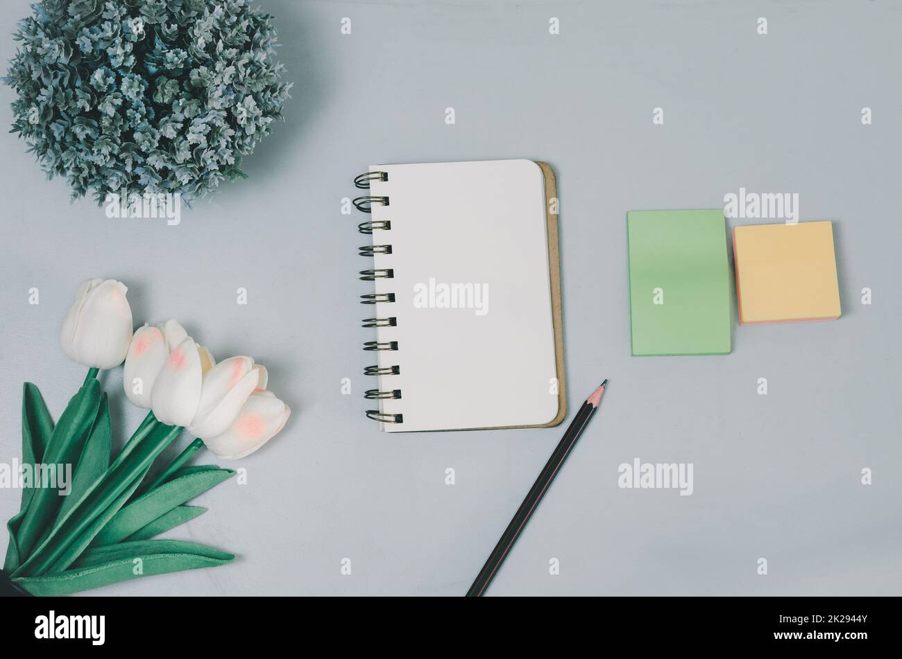 Office table with notepad hi-res stock photography and images - Alamy