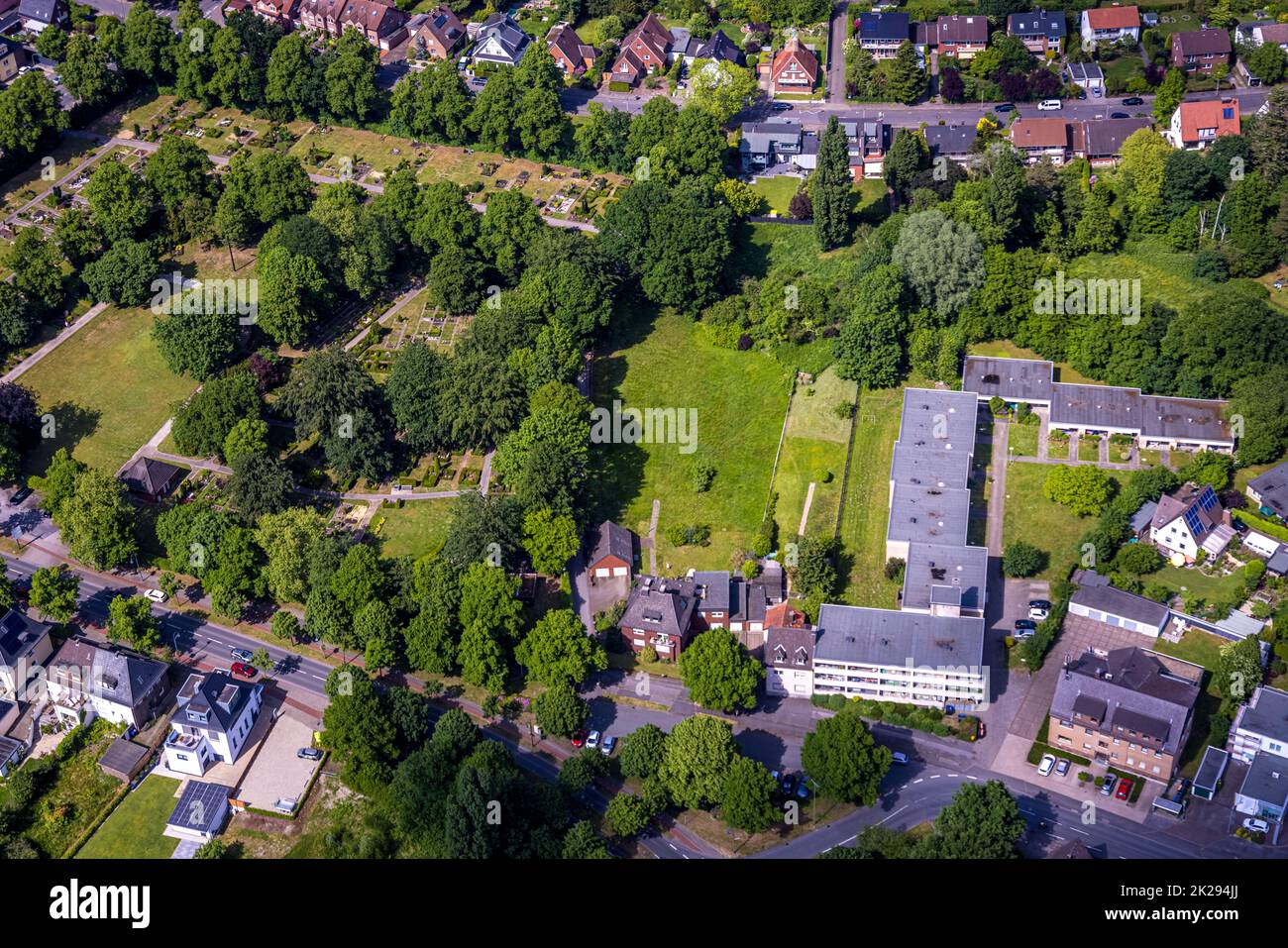 Flache zwischen friedhof mark und seniorenheim hi-res stock photography ...