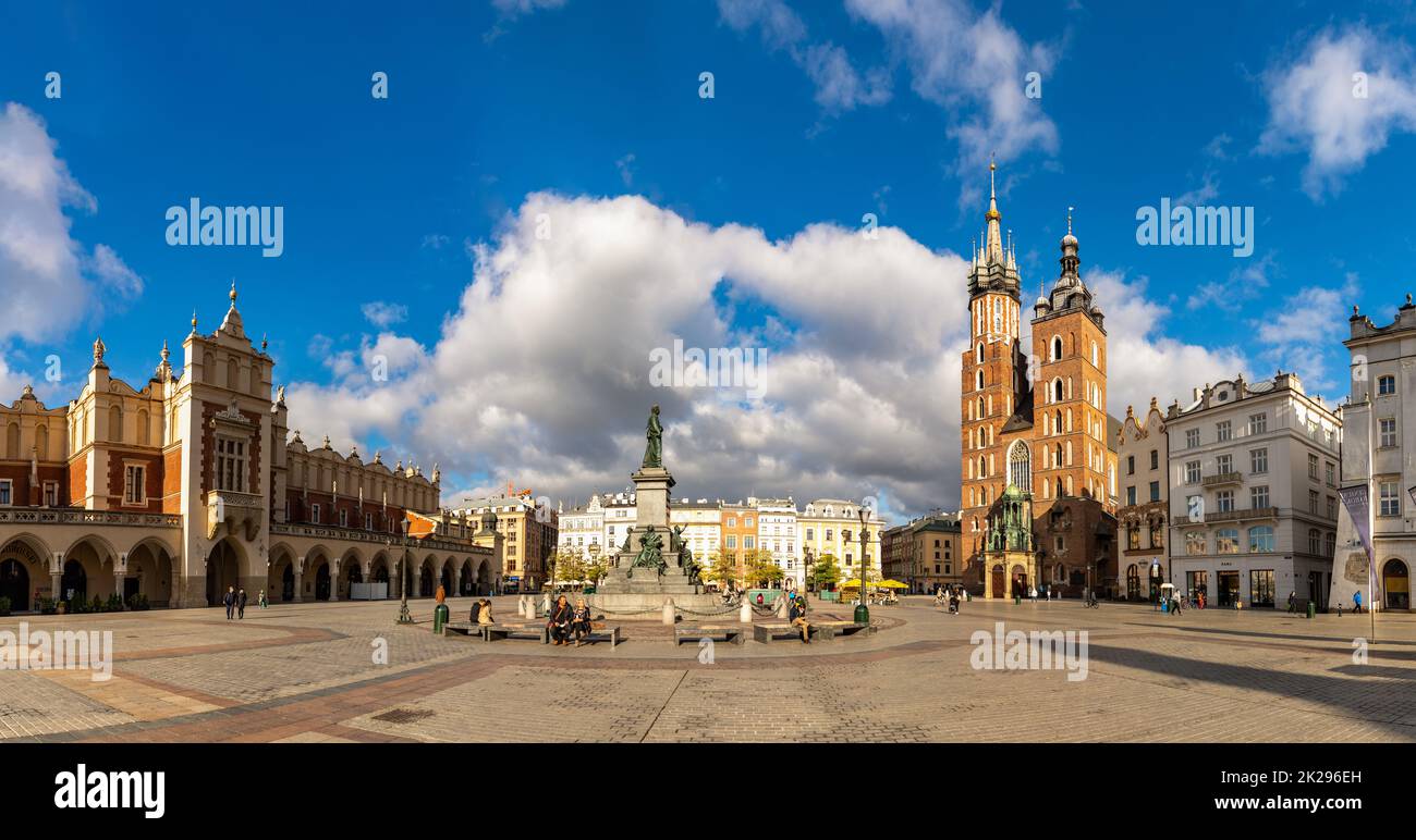 Empty benches square hi-res stock photography and images - Alamy
