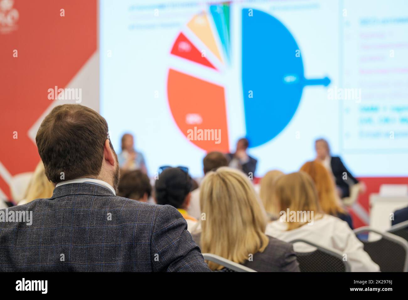 Large audience graph presentation hi-res stock photography and images ...