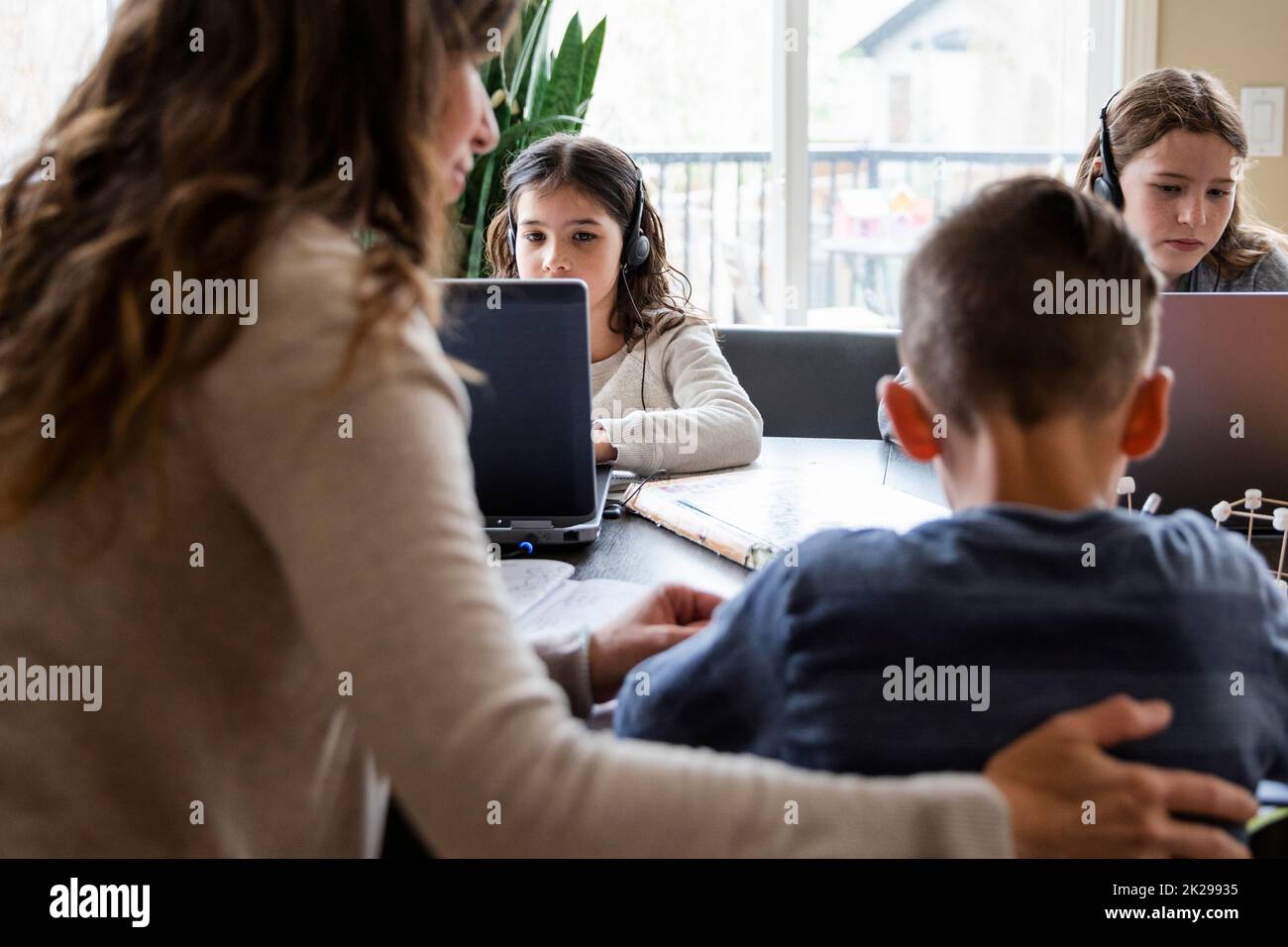Helping children learn hi-res stock photography and images - Alamy Helping children learn hi-res stock photography and images - Alamy