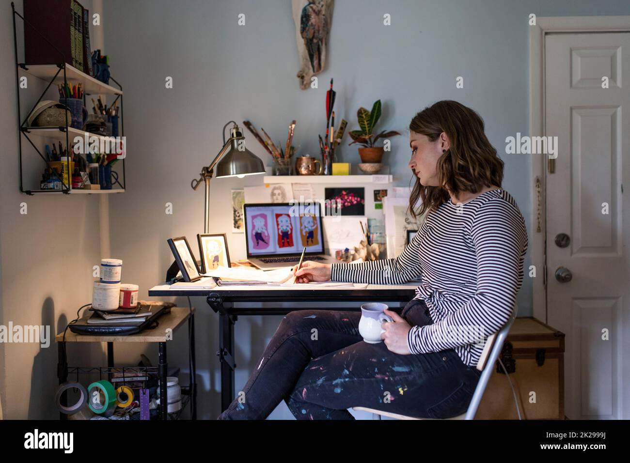 Female_artist hi-res stock photography and images - Alamy