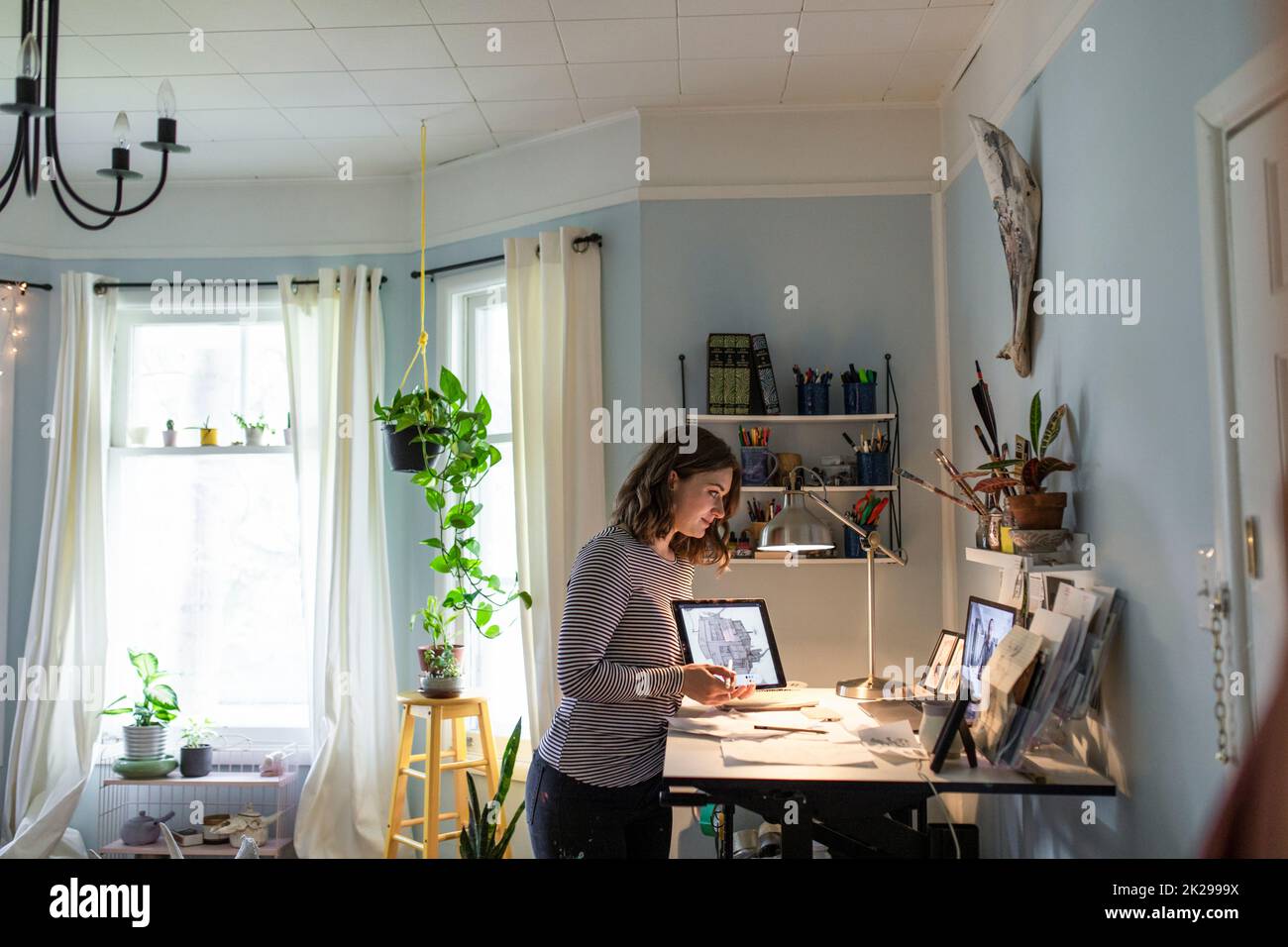 Artist showing drawing hi-res stock photography and images - Alamy