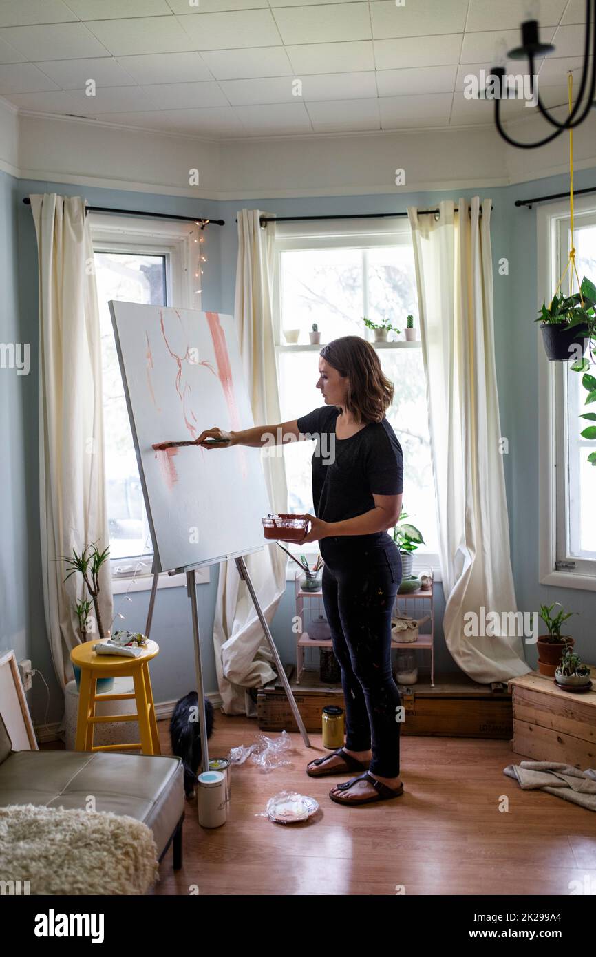 Artist at work painting hi-res stock photography and images - Alamy