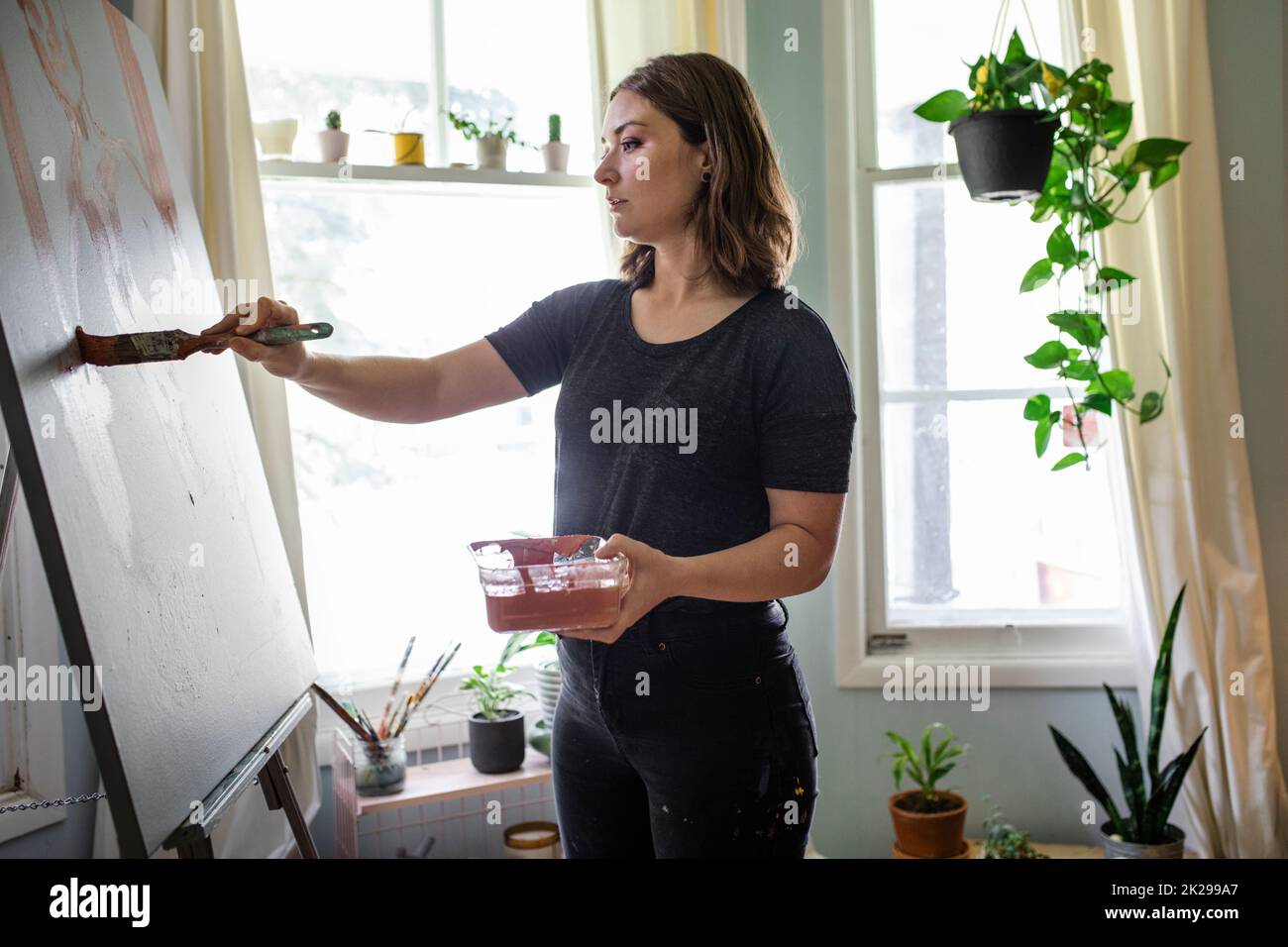 Artist working painting hi-res stock photography and images - Alamy