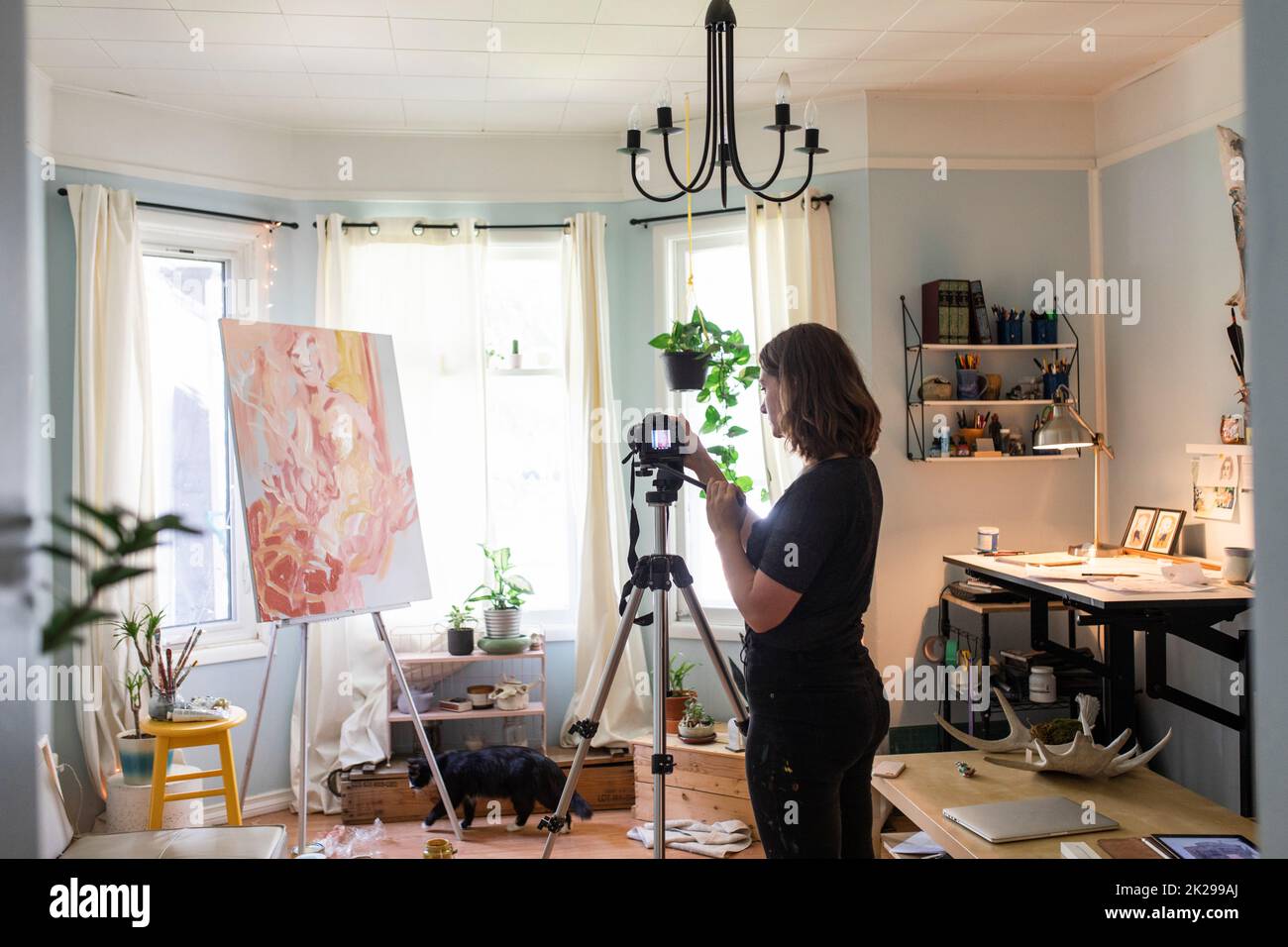 Woman photographing painting hi-res stock photography and images - Alamy