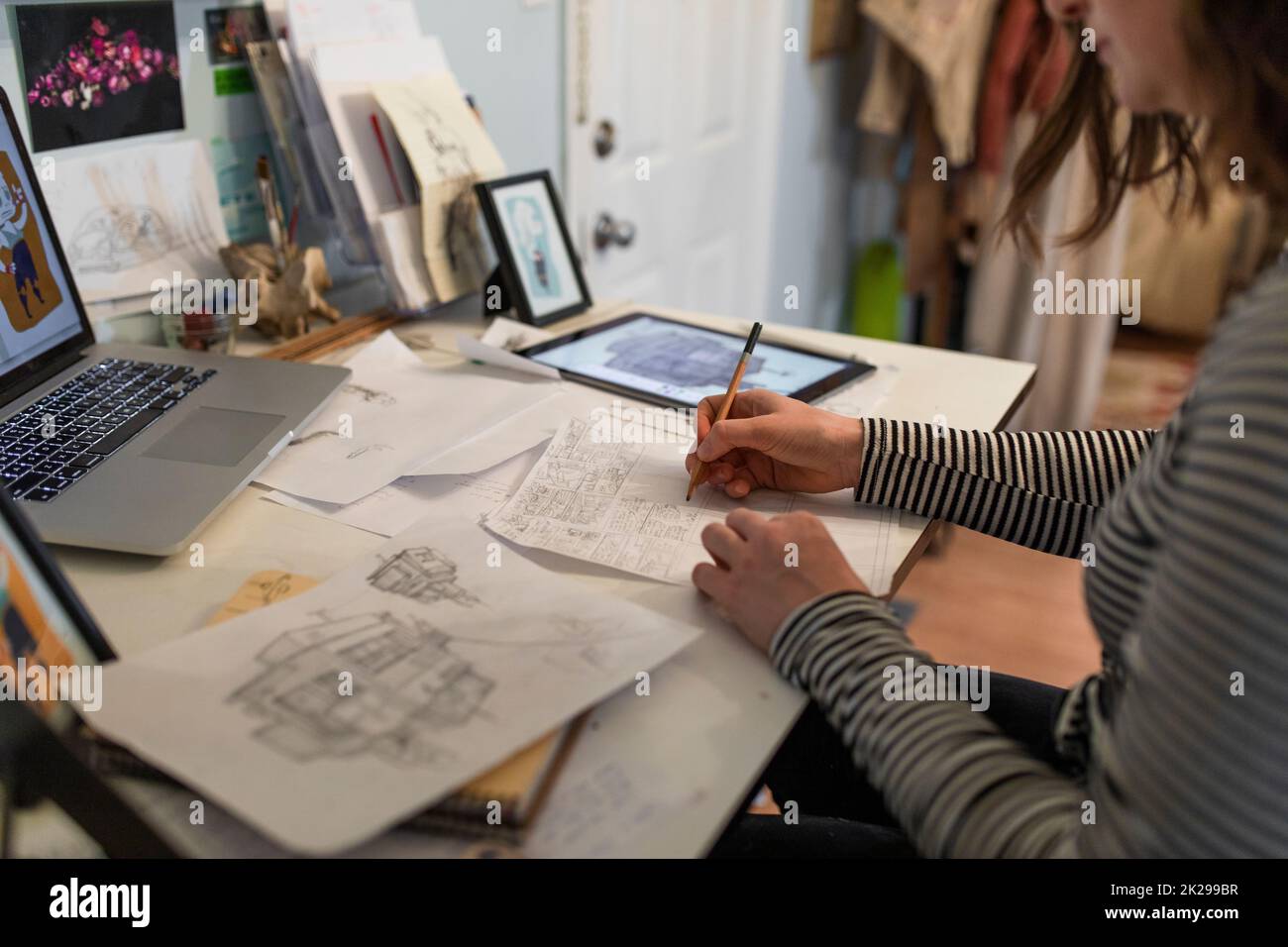 Female_artist hi-res stock photography and images - Alamy