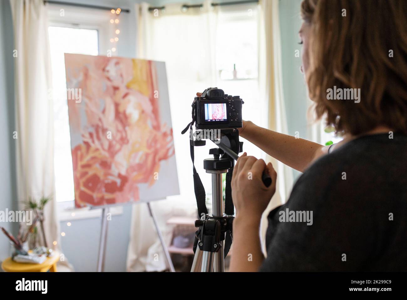 Woman photographing painting hi-res stock photography and images - Alamy