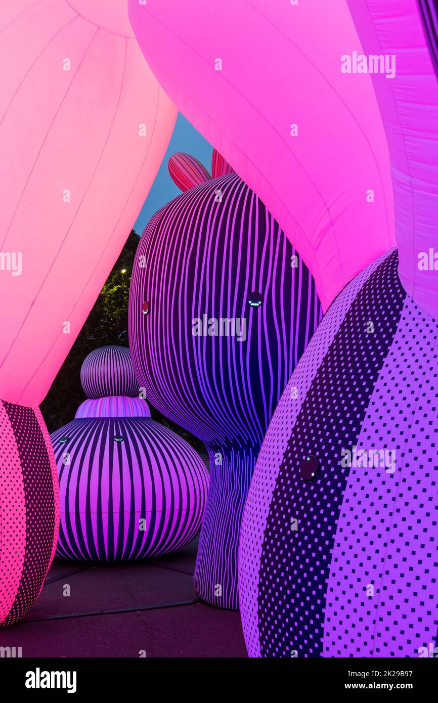 Inflatable sculptures hi-res stock photography and images - Alamy