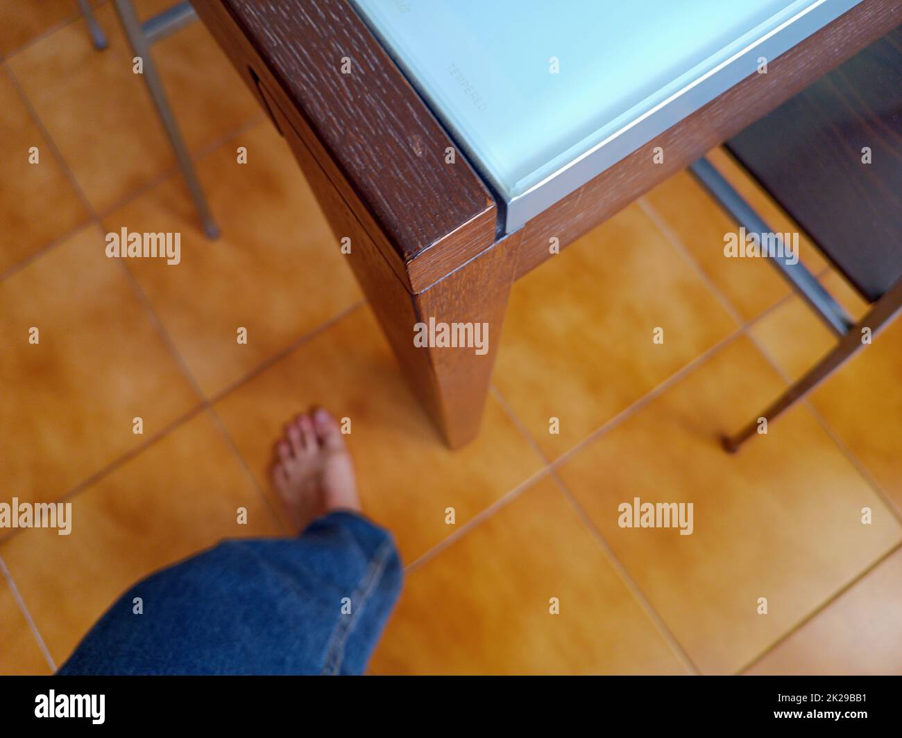 Man barefoot feet table hi-res stock photography and images - Alamy