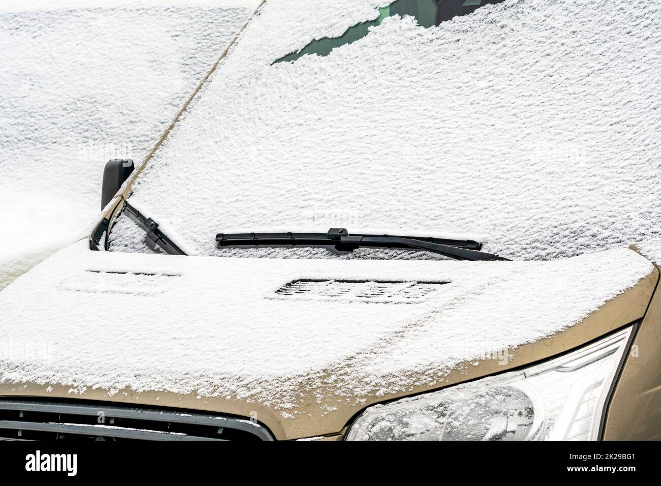 Snow car parking hi-res stock photography and images - Alamy