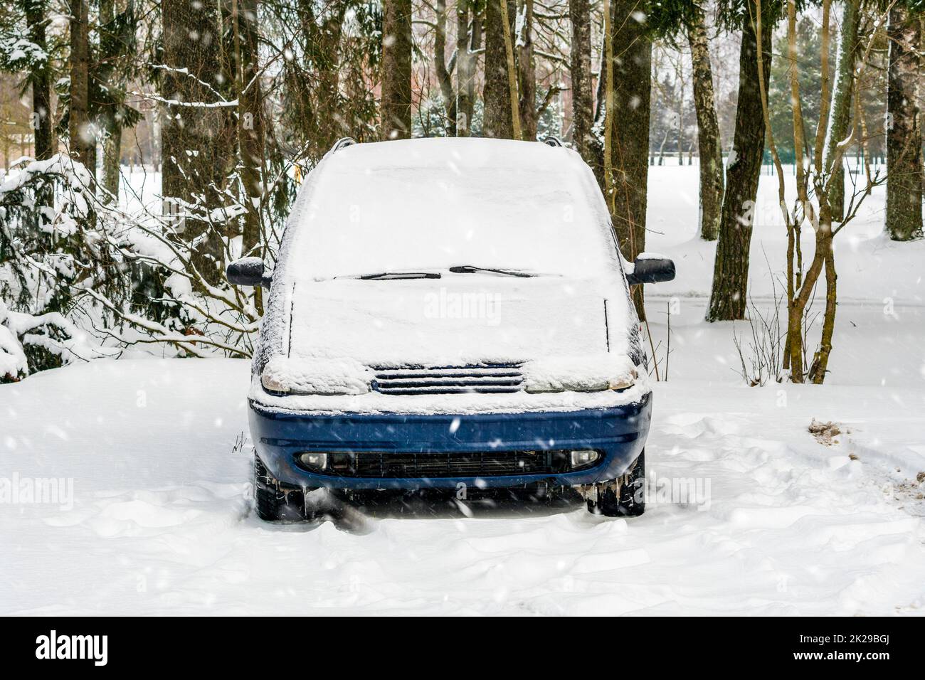 Snow on a car after snowfall Stock Photo - Alamy