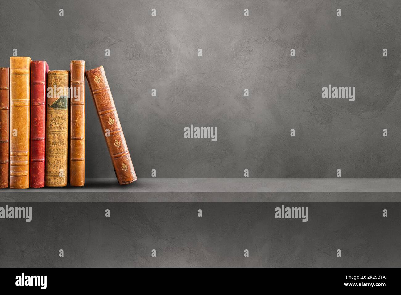 Row of books on shelf hi-res stock photography and images - Alamy