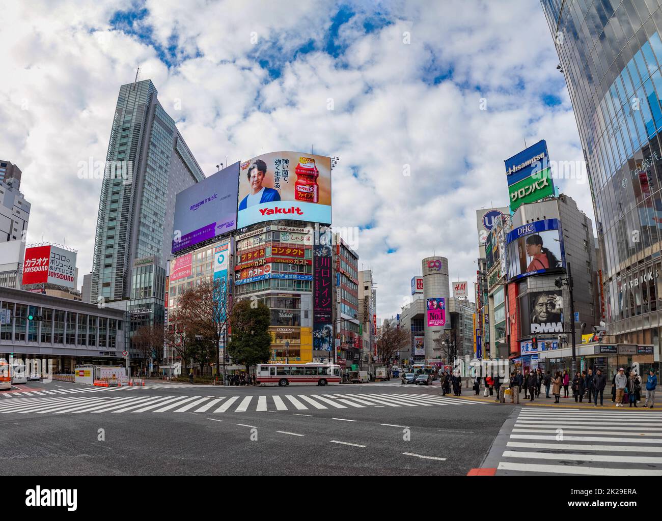 Shibuya crossing billboards tokyo hi-res stock photography and images ...