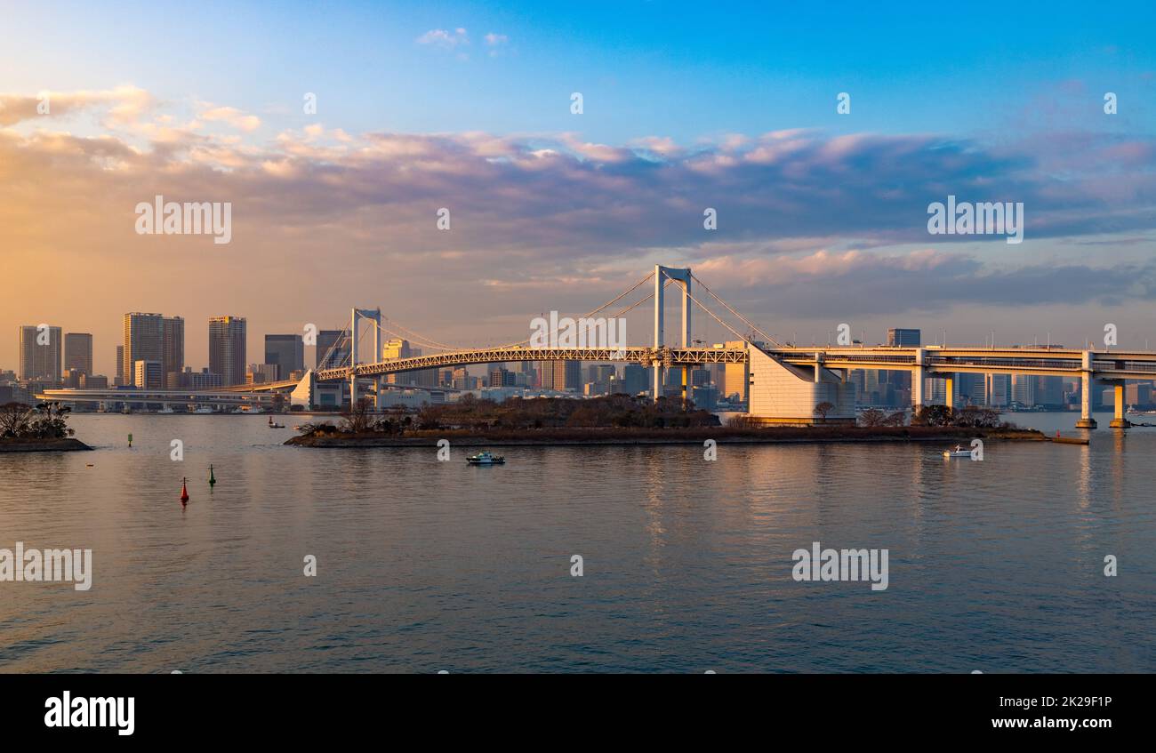 Rainbow bridge tokyo sunset hi-res stock photography and images - Alamy