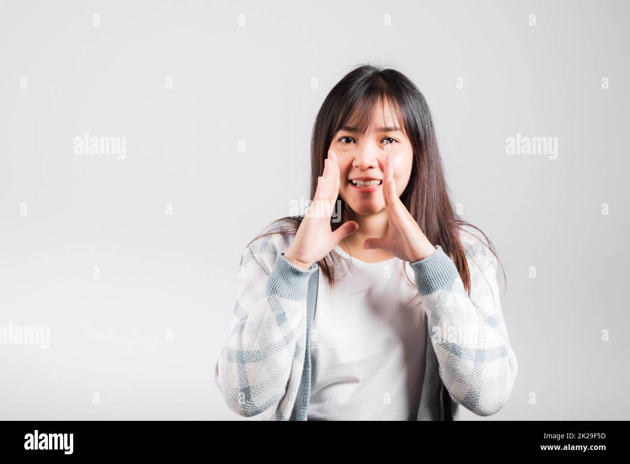 Happy woman hand on mouth talking whisper secret rumor Stock Photo - Alamy