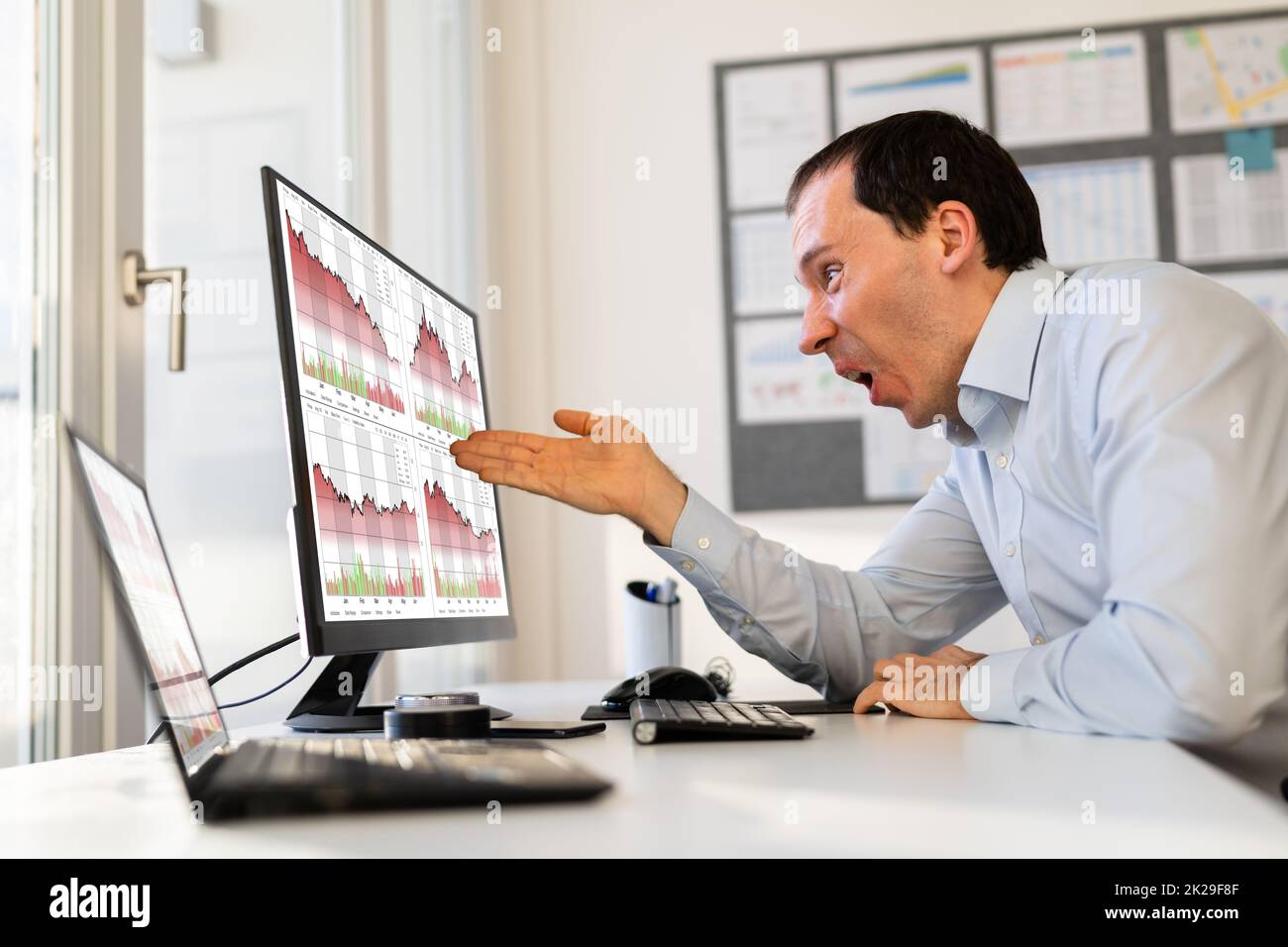 Angry male stock trader hi-res stock photography and images - Alamy