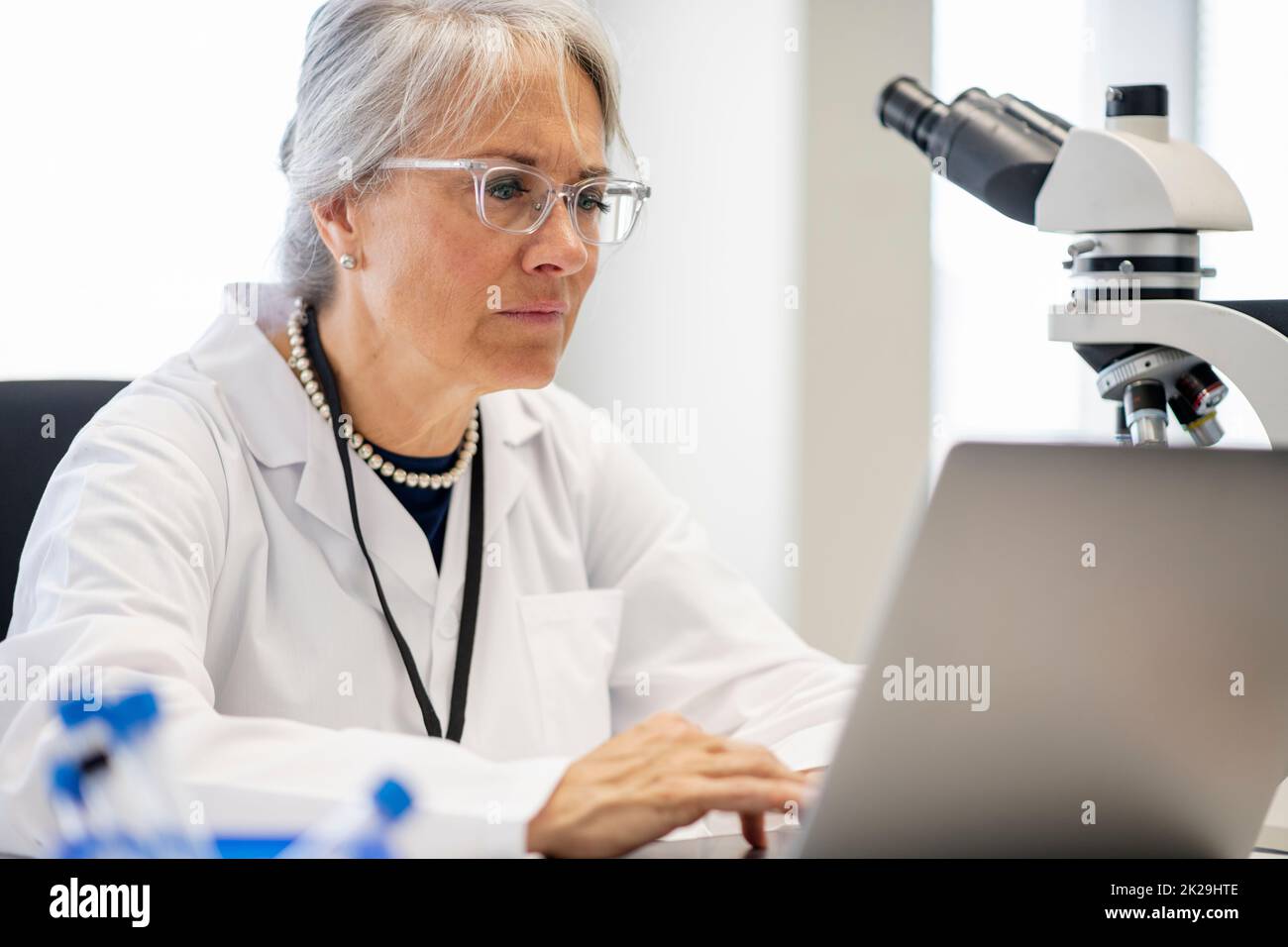 Laboratory laptop hi-res stock photography and images - Alamy