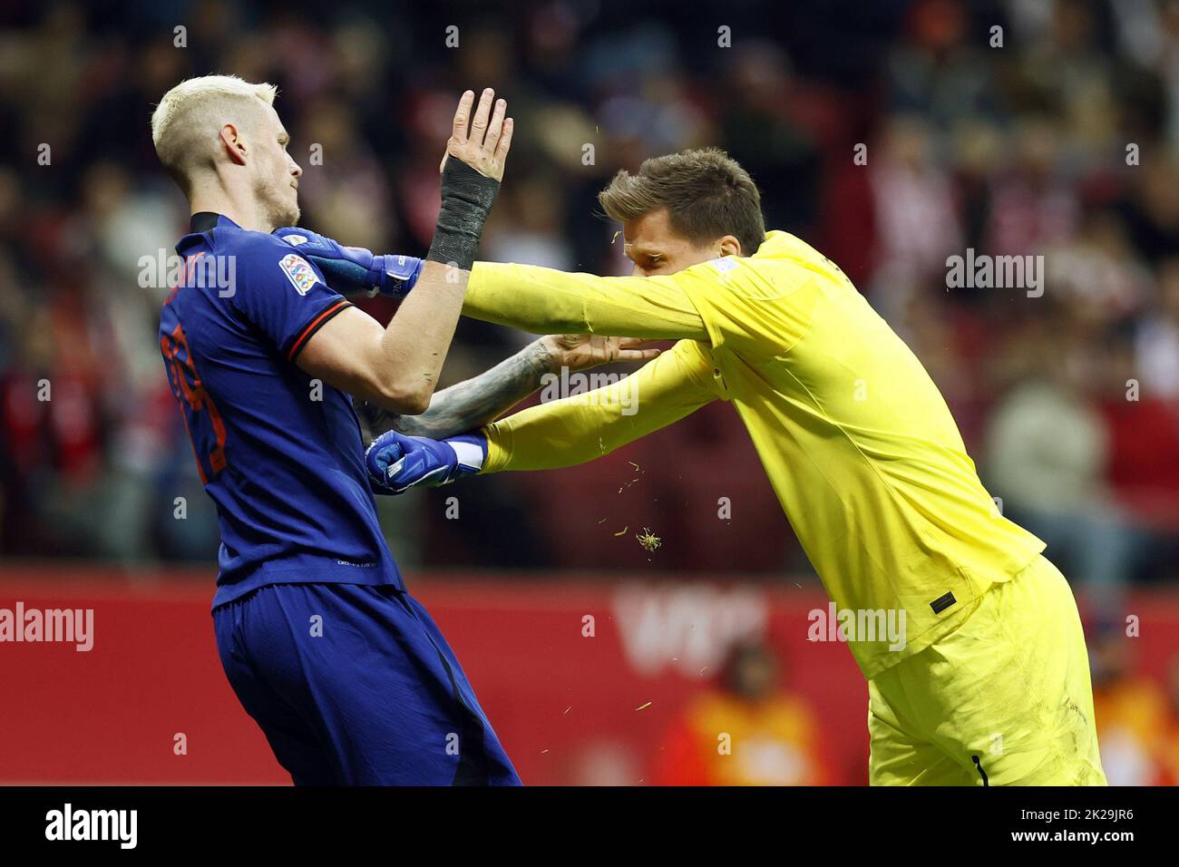 WARSAW - (lr) Poland goalkeeper Wojciech Szczesny, Wout Weghorst of ...