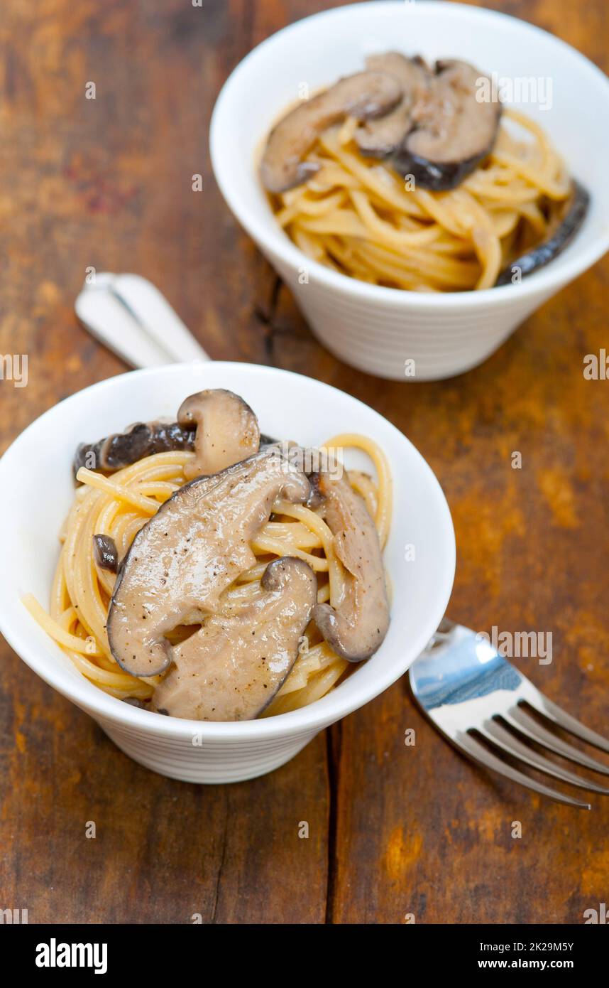 Italian spaghetti pasta and mushrooms Stock Photo - Alamy