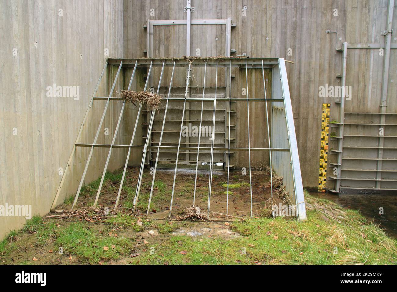 Protective grid in front of a slider in a flood protection facility ...