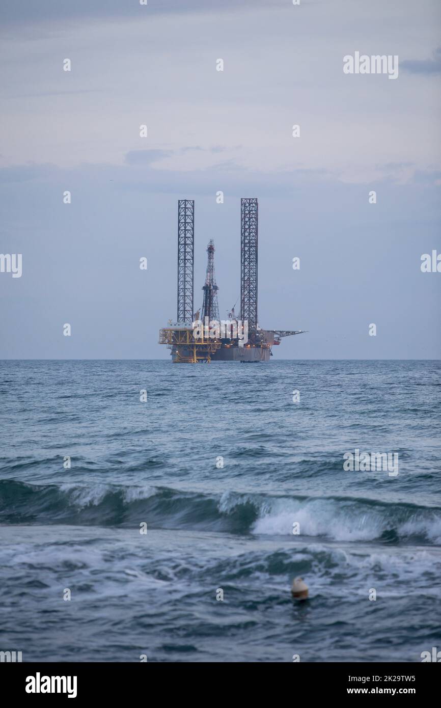Oil platform storm hi-res stock photography and images - Alamy