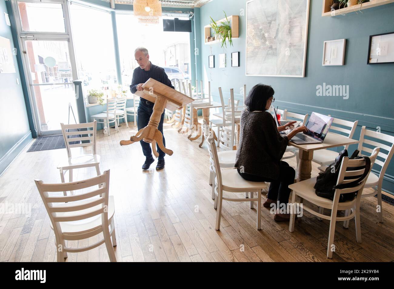 Lift table hi-res stock photography and images - Alamy