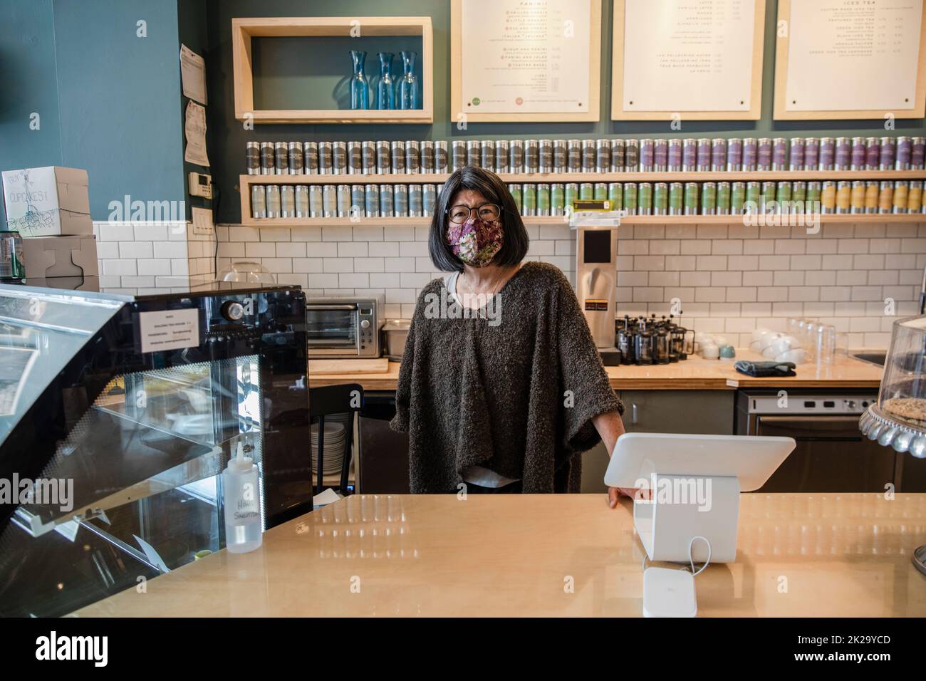 Face to face counter hi-res stock photography and images - Alamy