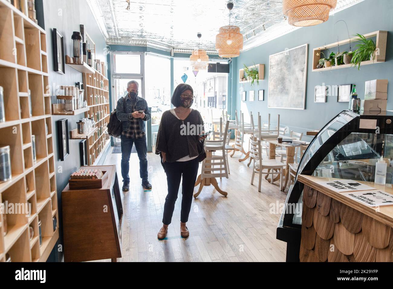 Cafe social distanced hi-res stock photography and images - Alamy