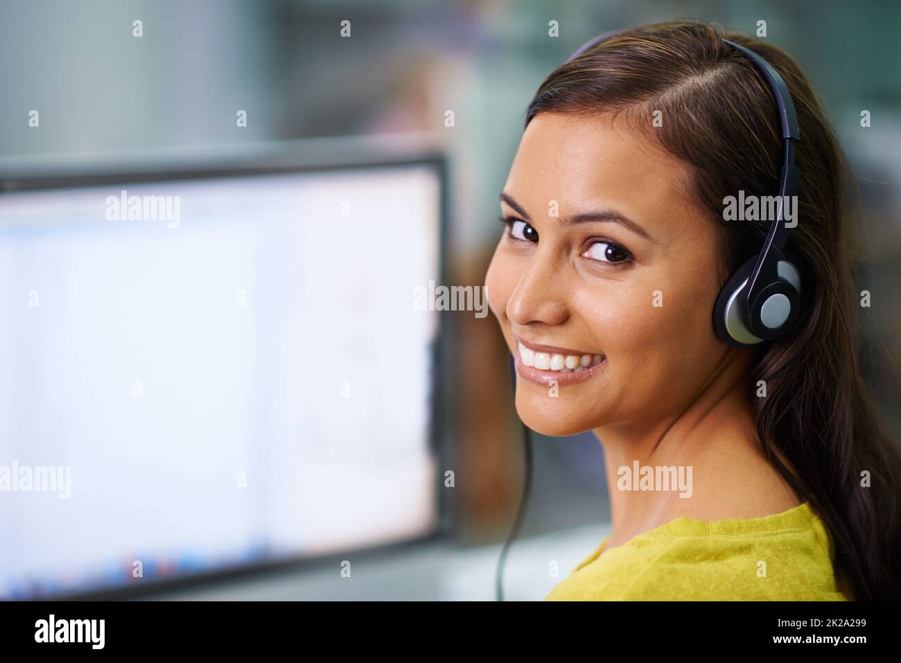 Women smiling looking over shoulder hi-res stock photography and images ...
