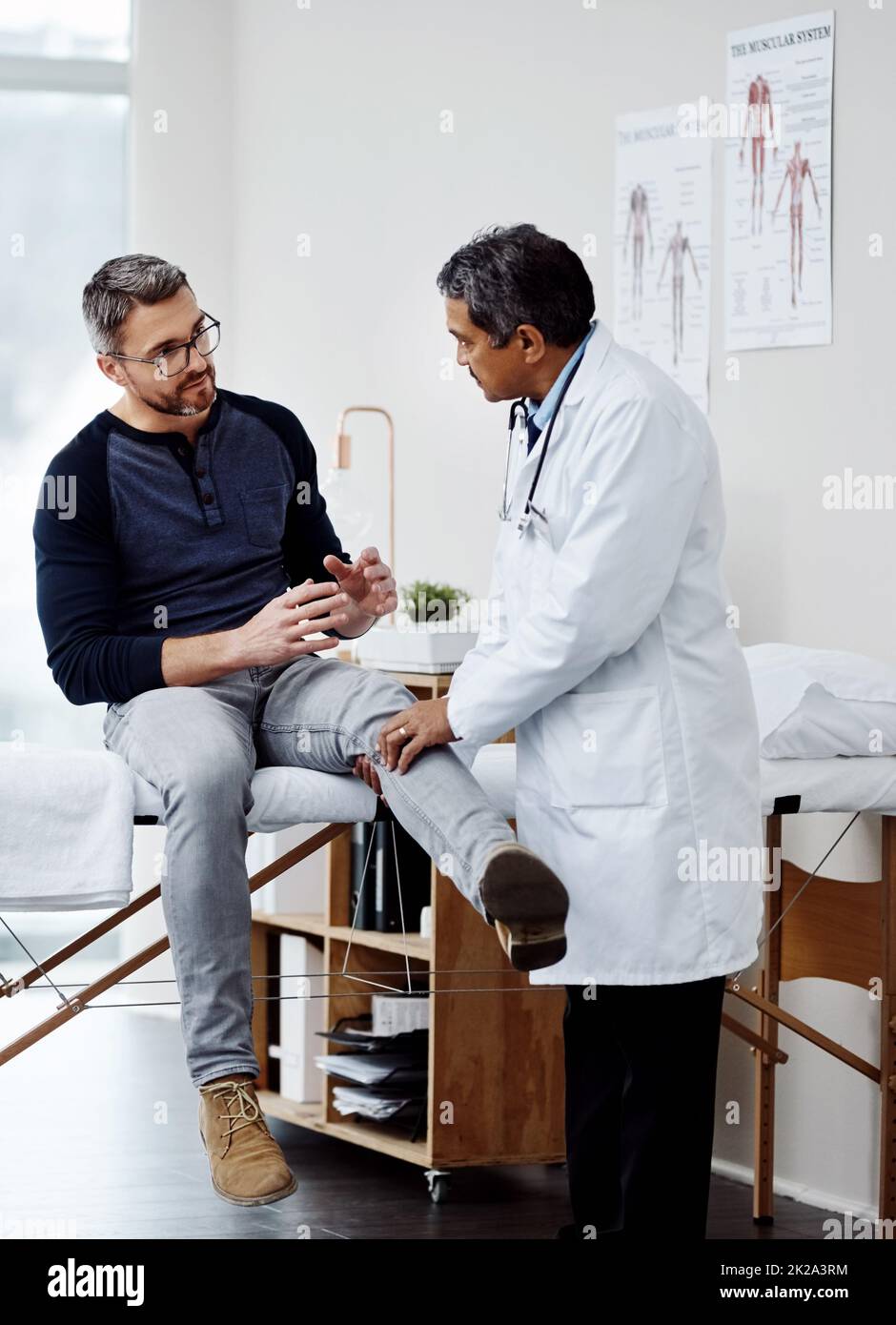 Doctor checkup leg hi-res stock photography and images - Alamy