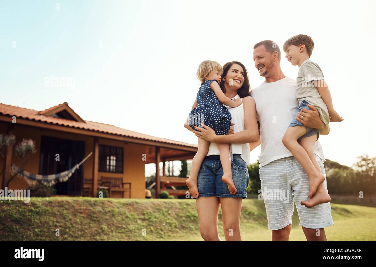 Family smiling together outdoors hi-res stock photography and images ...