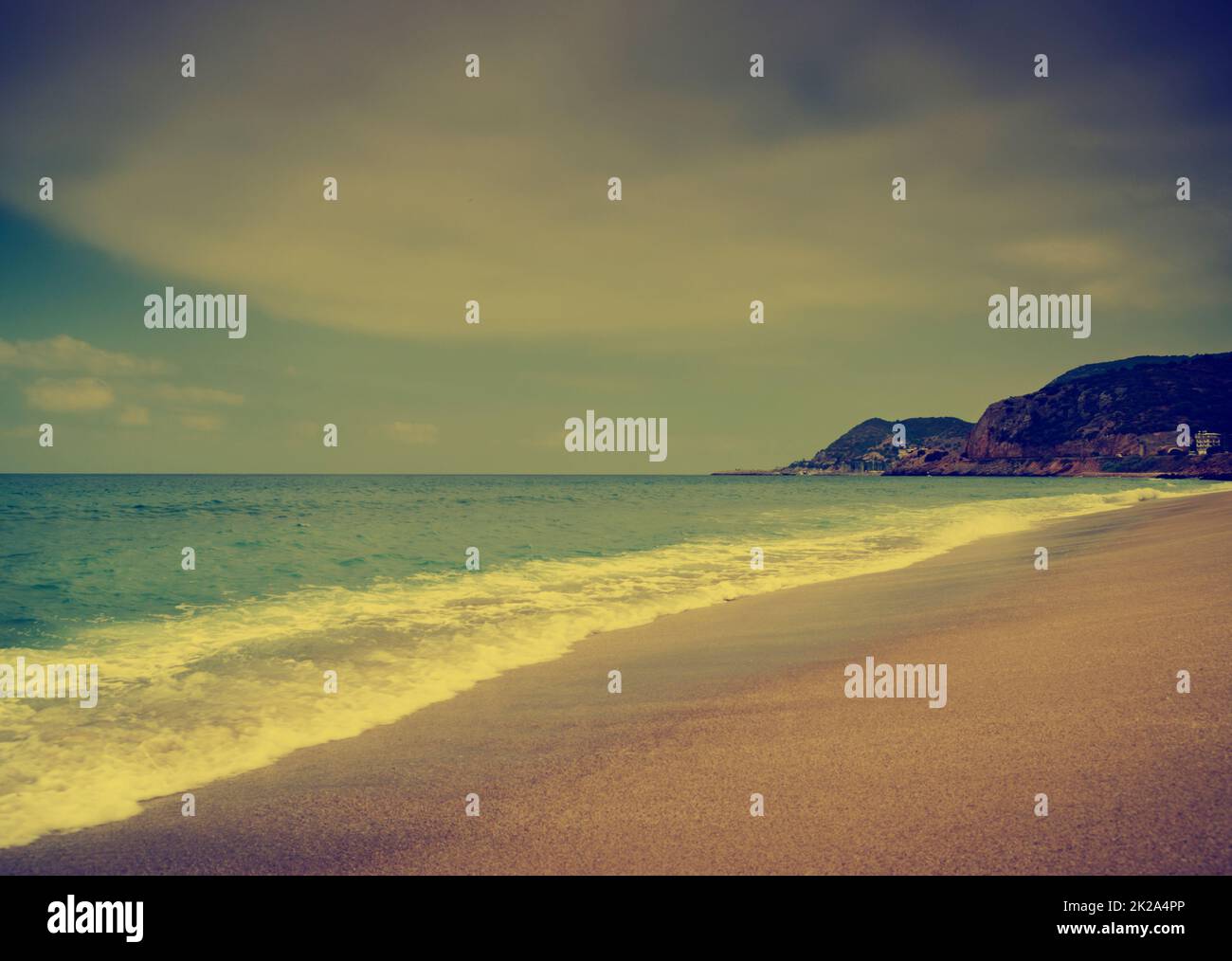 Sandy beach with island backdrop hi-res stock photography and images ...