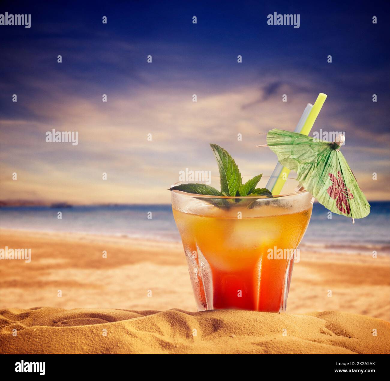 Cocktail at sand bar hi-res stock photography and images - Alamy