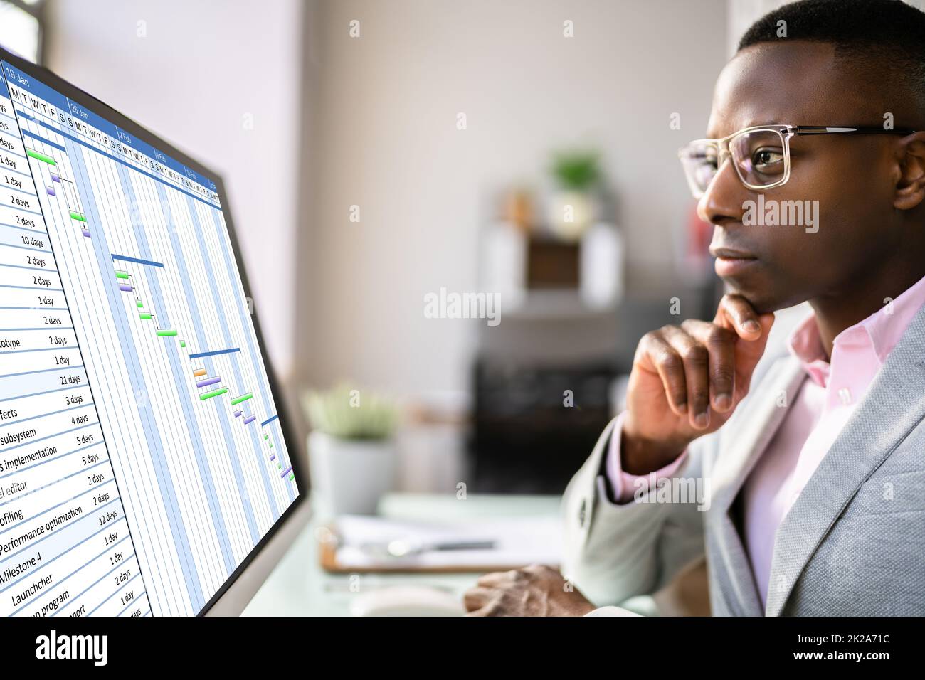 Black businessman using calendar hi-res stock photography and images ...