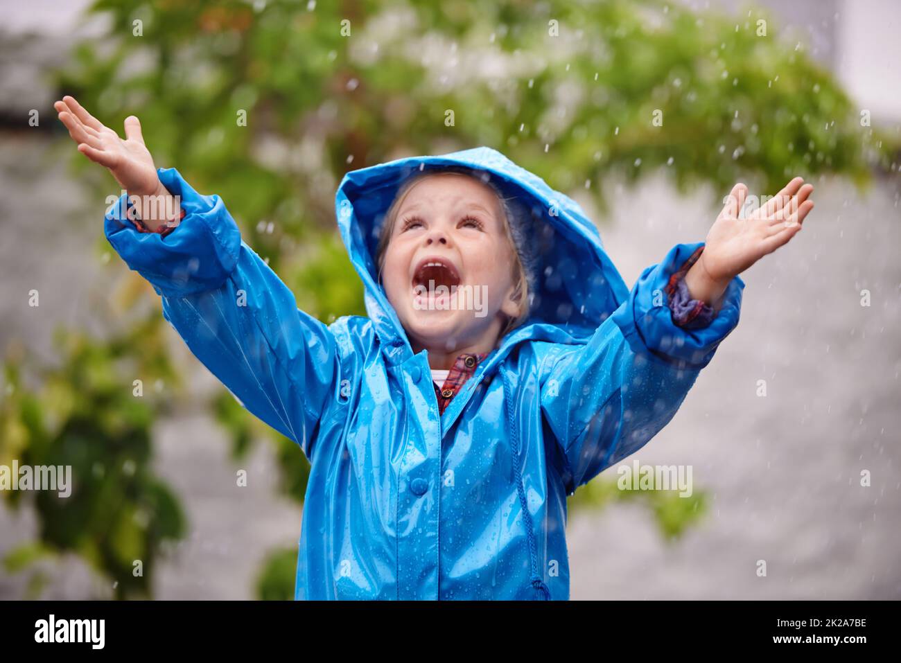 Kids playing in rain hi-res stock photography and images - Alamy