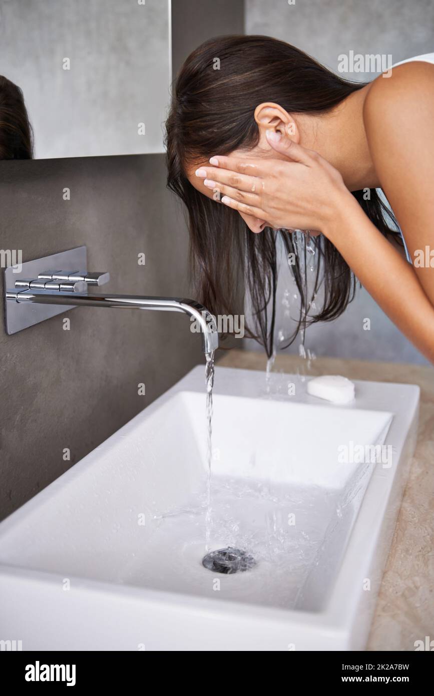Face washing basin hi-res stock photography and images - Alamy