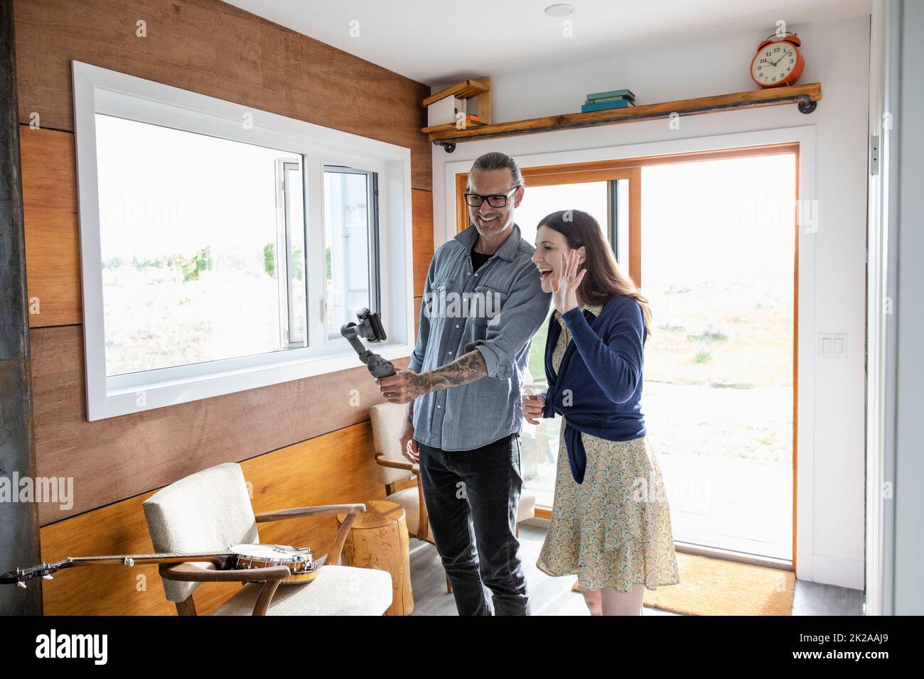 Couple filming hi-res stock photography and images - Alamy