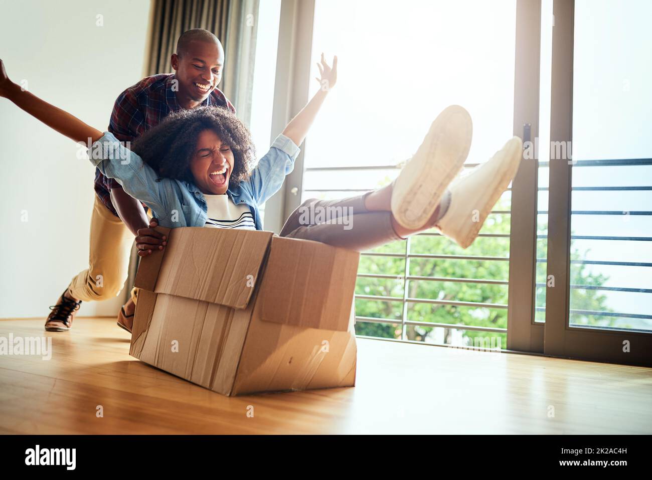Children playing in cardboard boxes hi-res stock photography and images ...