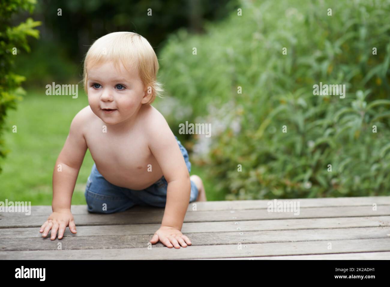 Kid crawling hi-res stock photography and images - Alamy