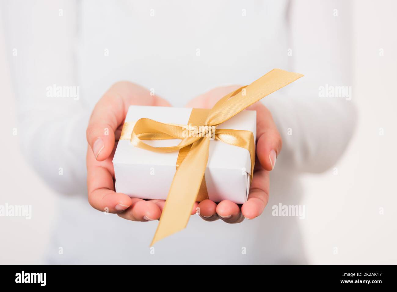 Present wrapped box hi-res stock photography and images - Alamy