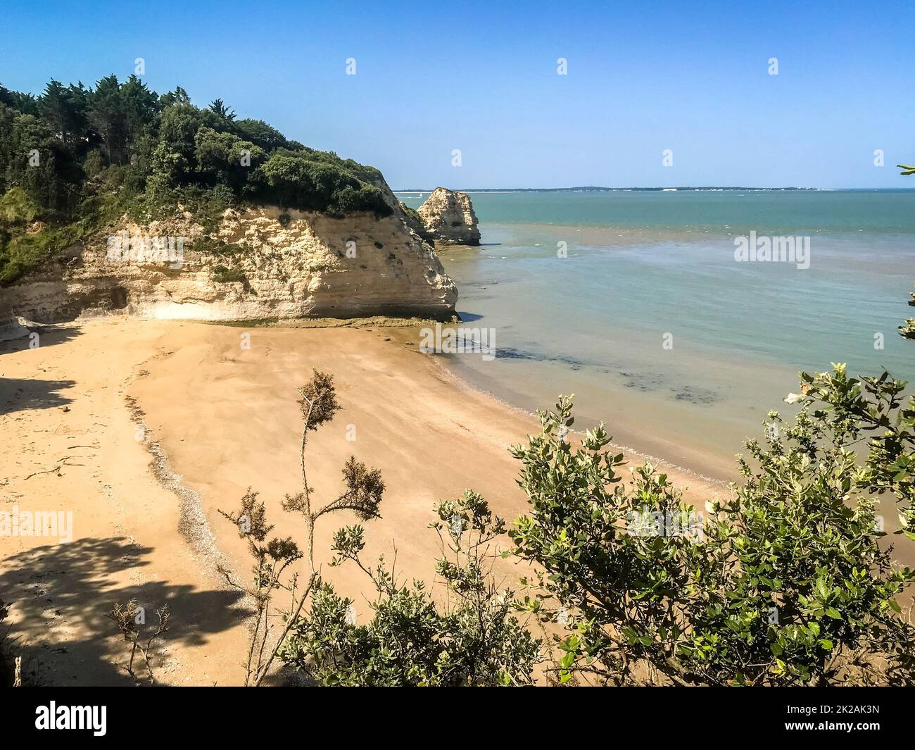 Beach and cliffs of Saint Georges De Didonne Stock Photo - Alamy